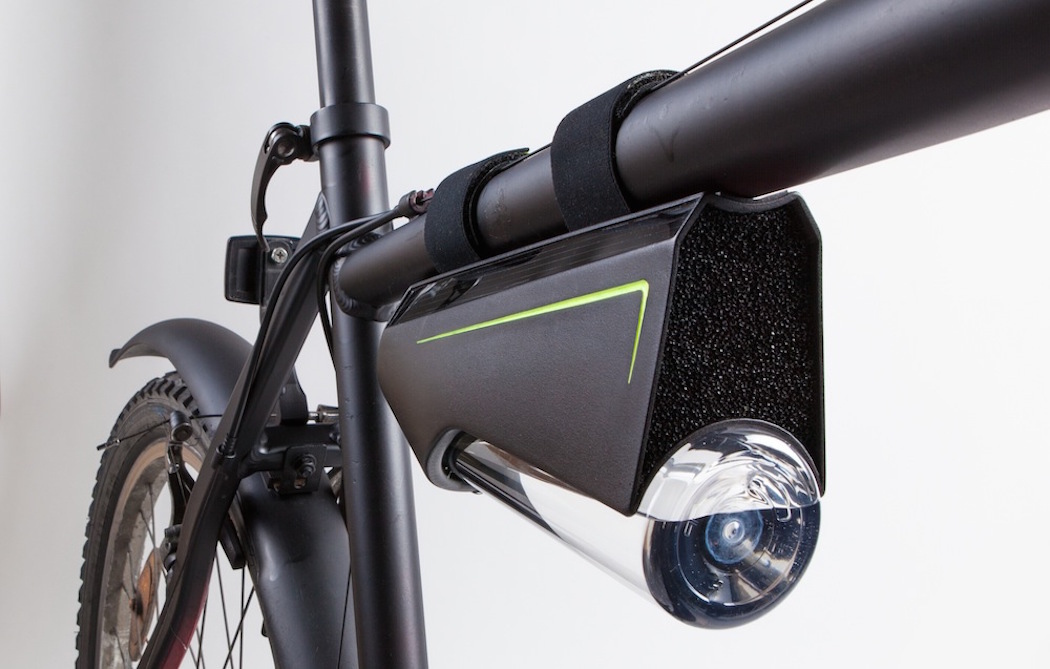 Fontus: This Self-Filling Bottle Converts Humid Air Into Drinkable Water﻿