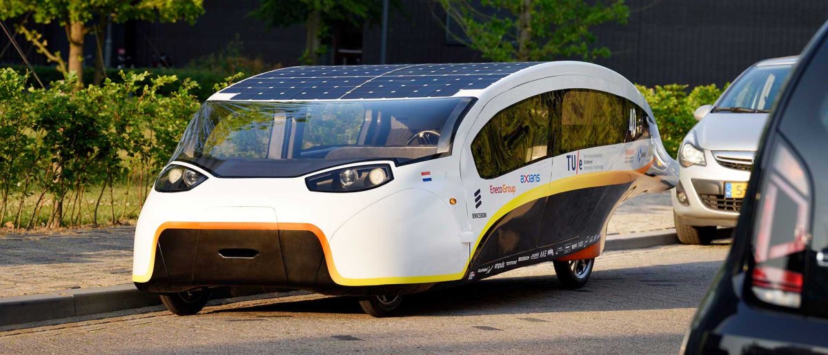 Electricity-Generating Solar Car Gives Back to the Grid