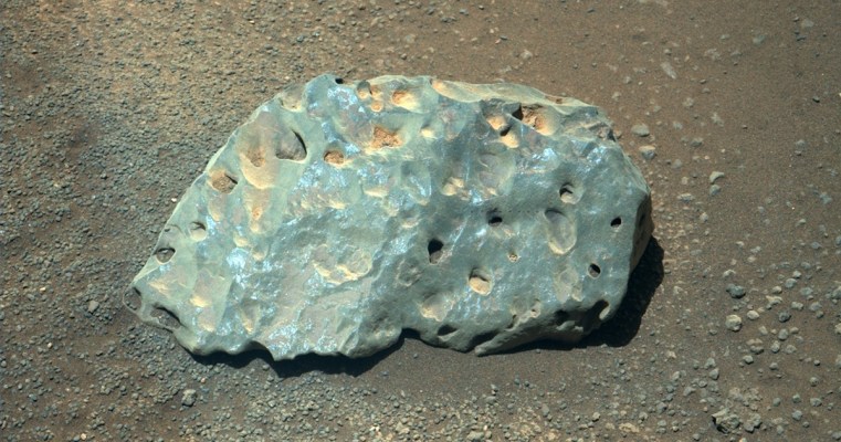 NASA Scientists Spot Strangely Shaped Rock in Latest Mars Panorama