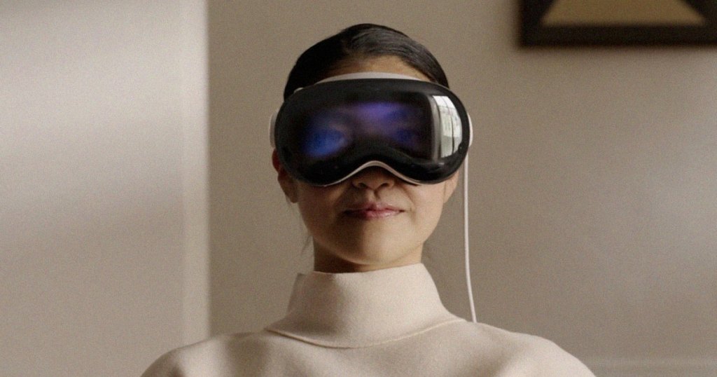 Apple's Bizarre Headset Has Front-Facing Screen Showing User's Eyes