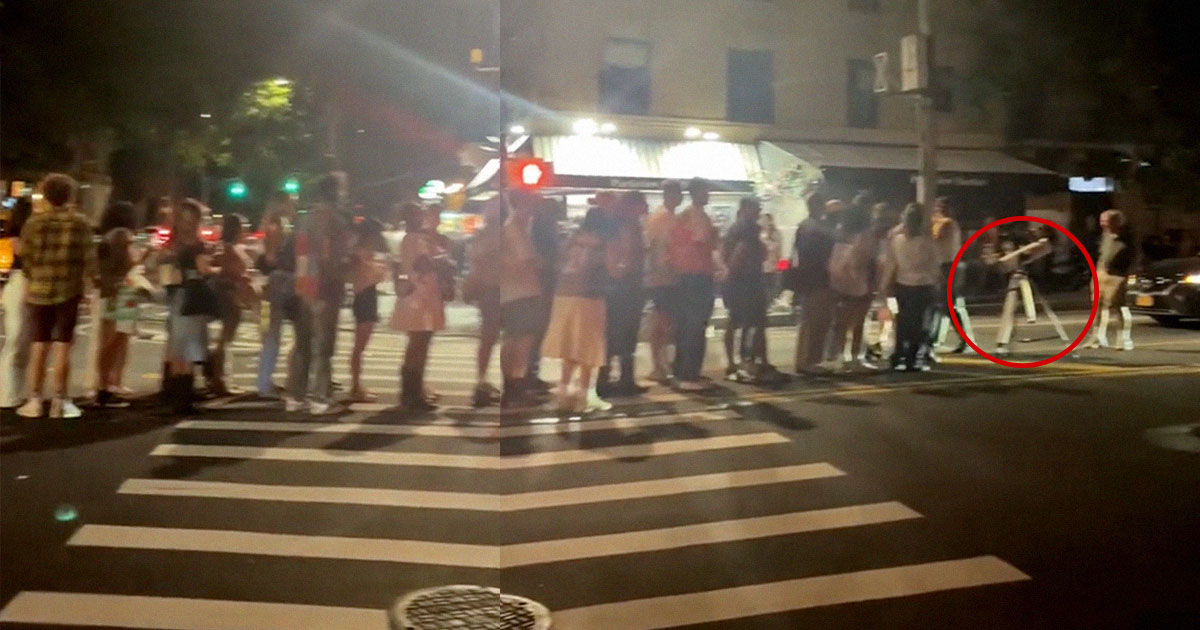 Man Sets Up Telescope in NYC, Attracts Huge Crowd Letting People Peer ...
