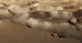 Amazing Video Soars Over Mars' Epic "Labyrinth of Night"