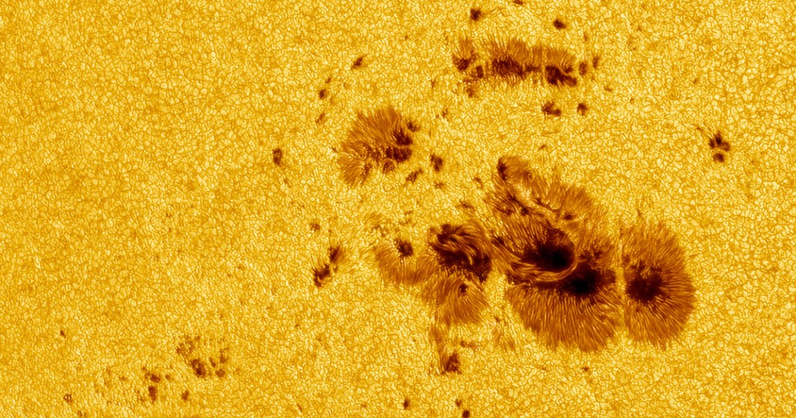 Gigantic Spot on Surface of Sun Turns to Face the Earth