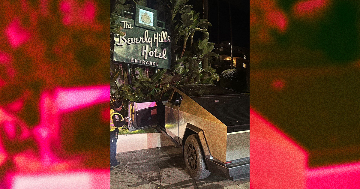 Cybertruck Crashes, Entire Wheel Ripped Off