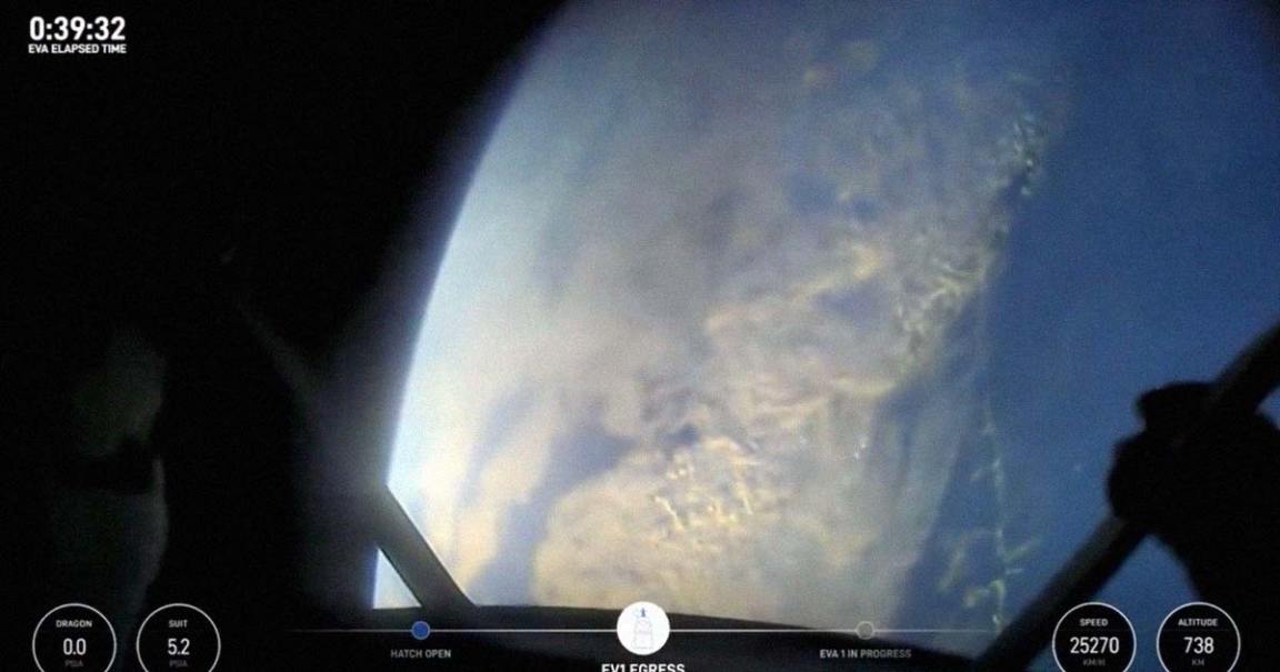 First-Person Footage Shows What Astronaut Saw as He Climbed Outside ...